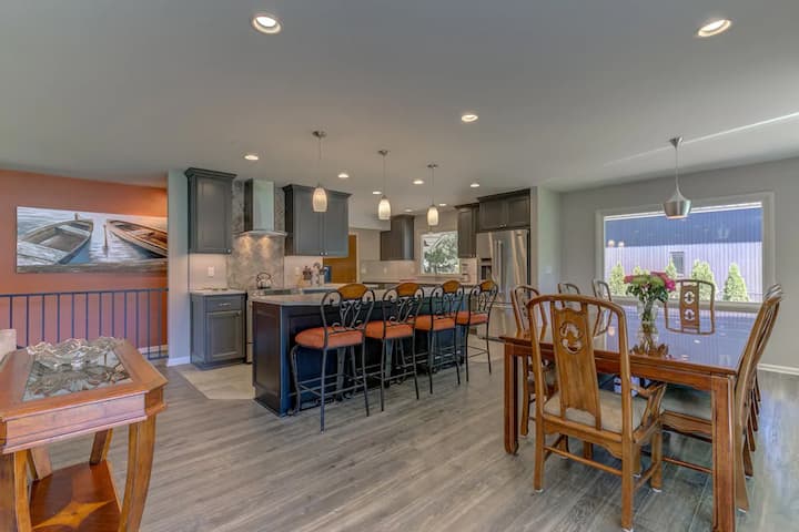 Welk Manor – Private Waterfront River Retreat - Post Falls, ID