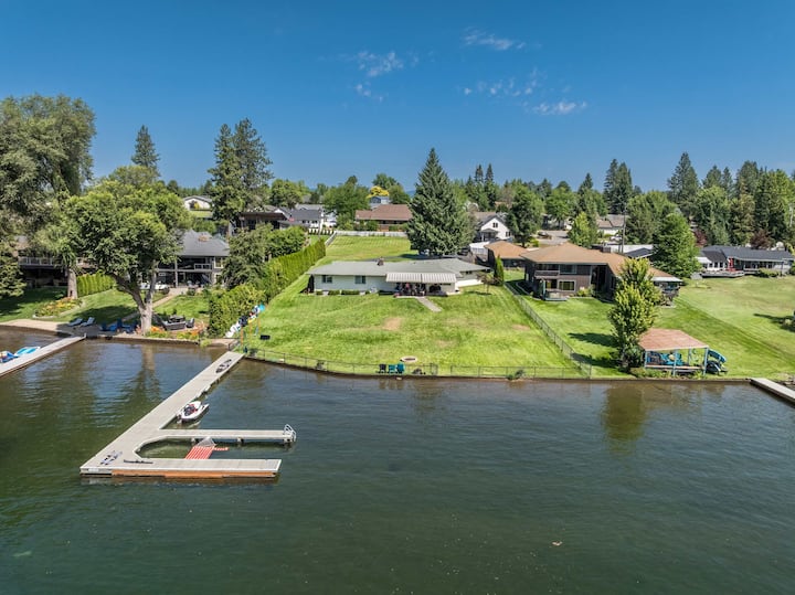 Welk Manor – Private River Retreat With Dock - Post Falls, ID