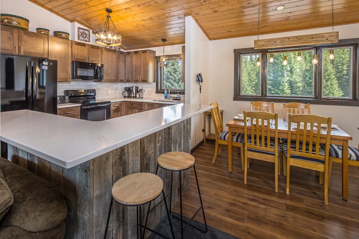 New To Market! Stylish Big Sky Home - Big Sky