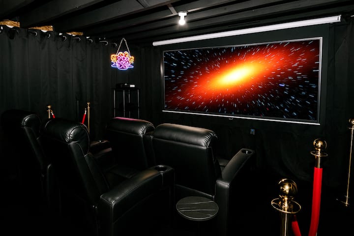 Sleeps 18 • 7br • Gym • Game Room • Theater - Chicago, IL