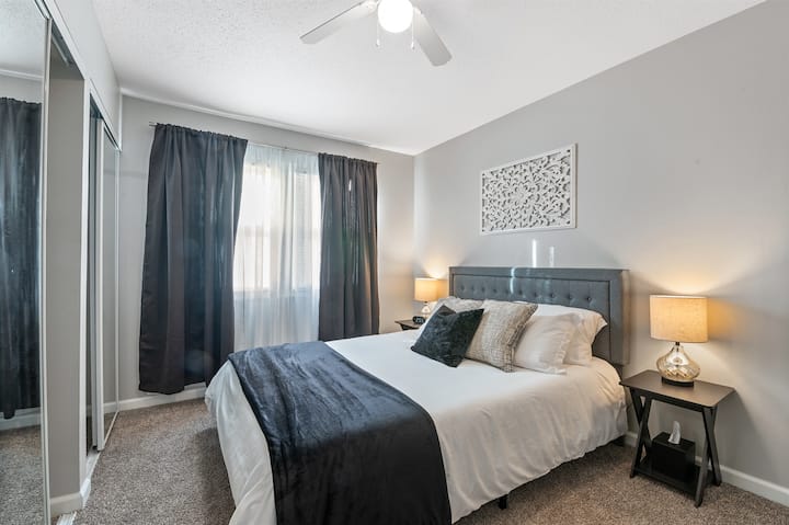 Near I-80 | Clean, Comfy & Convenient | Work Crew - Davenport, IA