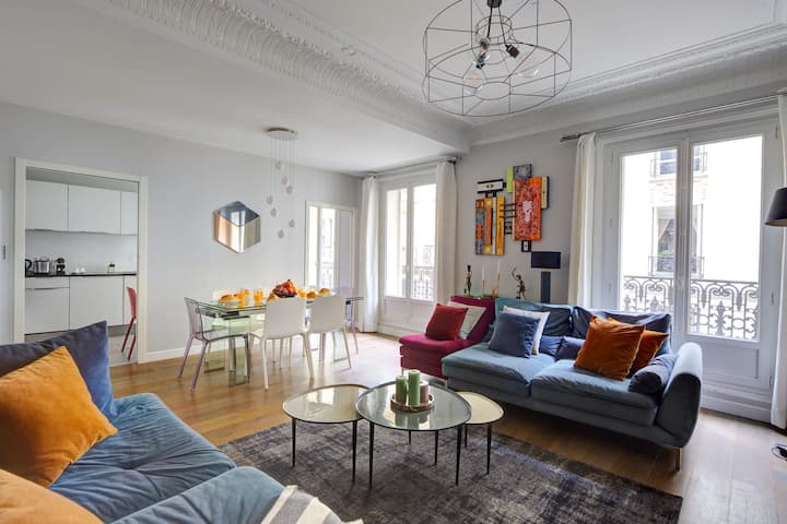 Golden Triangle 3br – Steps From Montaigne - Paris