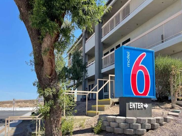 1 Lit Roi | Fumer, Micfridge - Barstow, CA