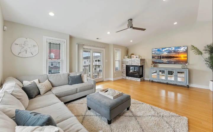 3br 2ba Condo Walk To Beach Balcony & Yard Dining! - North Wildwood, NJ