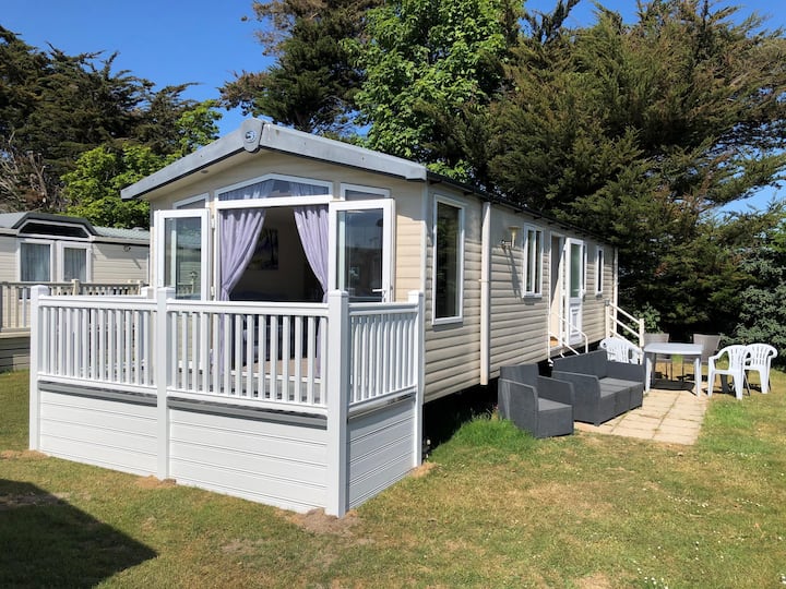 Caravan With Decking At Valley Farm Ref 46516v - Clacton-on-Sea