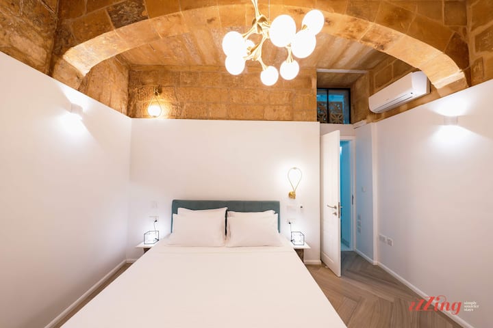 Chic & Eclectic Valletta Stay - Valletta