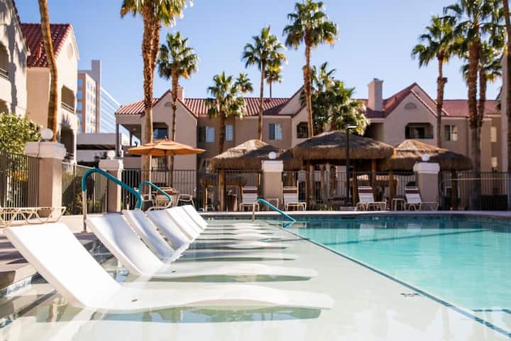 Vegas Oasis W/ Full Kitchen + Pools & Game Room - Las Vegas
