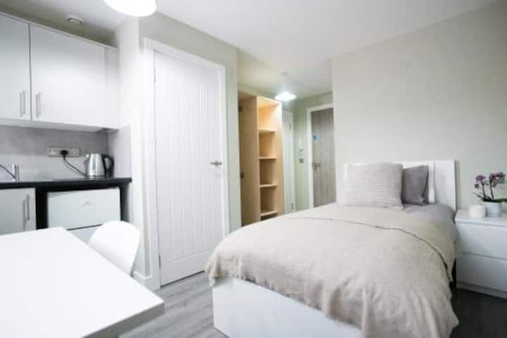 Single Bed Studio - Own Bathroom & Kitchenette - Colchester