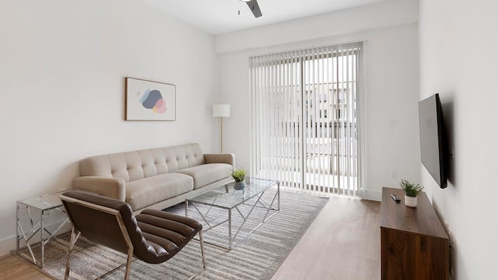 Landing | Chic 2bd, Clubhouse, Pool - 登頓