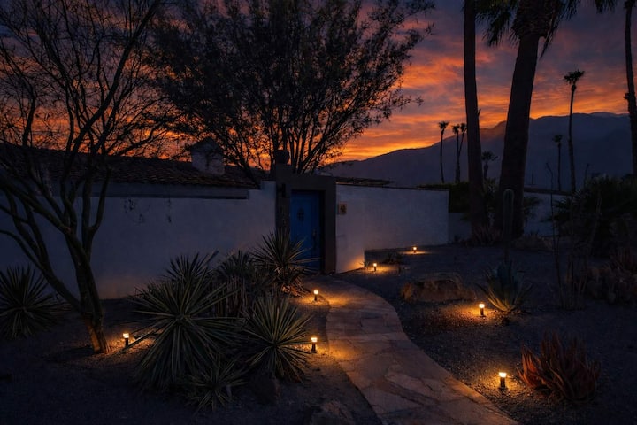 Desert's Best Dressed Ev  Pool By Navigate Stays - Palm Springs, CA