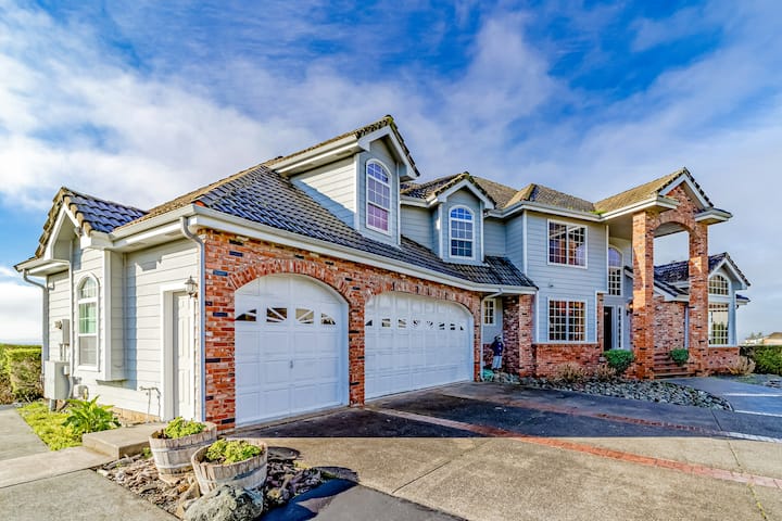 Quiet 5br Oceanfront | Hot Tub | Fireplace - Brookings, OR