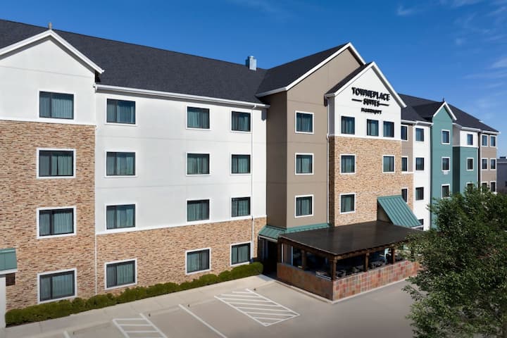 Close To Dallas Zoo + Kitchen & Free Breakfast - DeSoto, TX