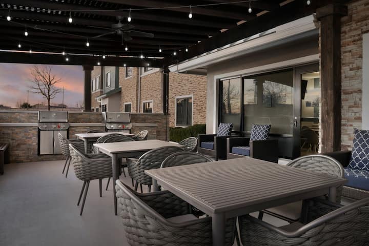 Near Bishop Arts District + Kitchen & Breakfast - Dallas, TX