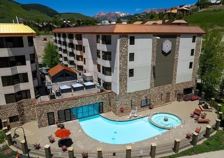 Larger 1 Bedroom W/ Pool, Hot Tub, Ski In/out! - Emerald Lake, Crested Butte