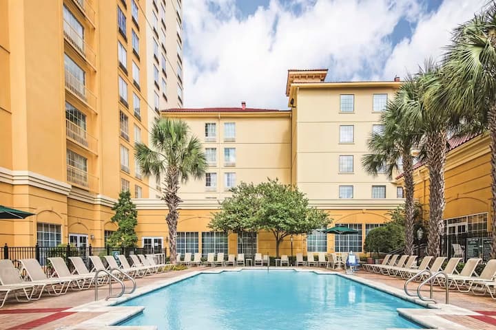 Close To River Walk + Pool. Gym. Free Breakfast. - San Antonio, TX