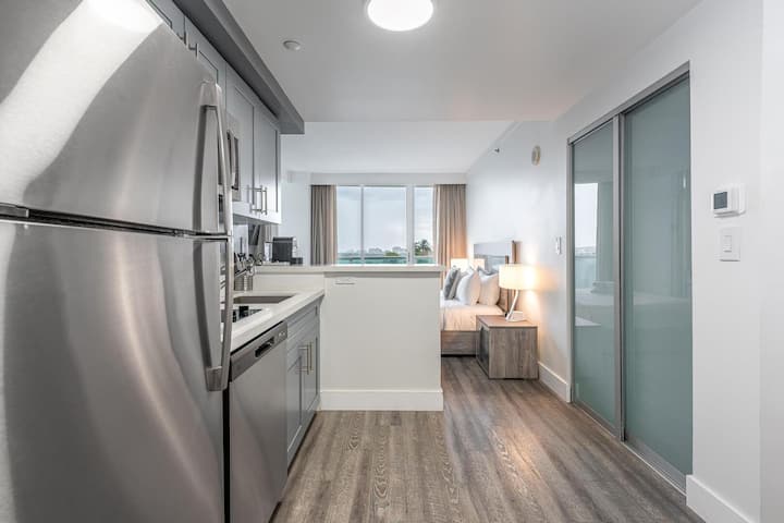 Stylish Studio W/ Balcony, Parking + Pool Access - Miami
