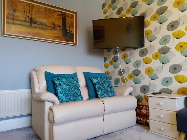 4 Cromwell Terrace - 2 Bed Top Floor Flat Views - Scarborough