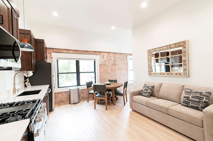 Walk To Hot Springs: Spacious King Studio Suite - Lava Hot Springs, ID