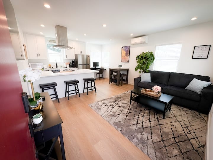 Burbank Retreat – Close To All The Fun Action! - Burbank, CA