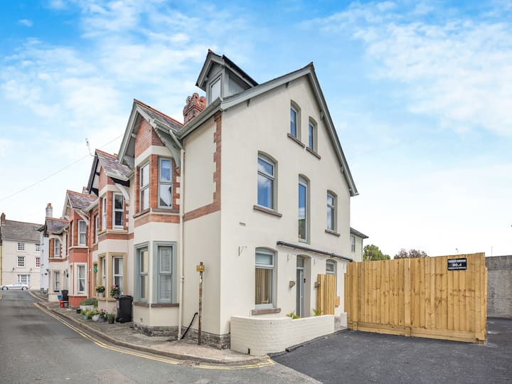 Lansdowne House - Brecon