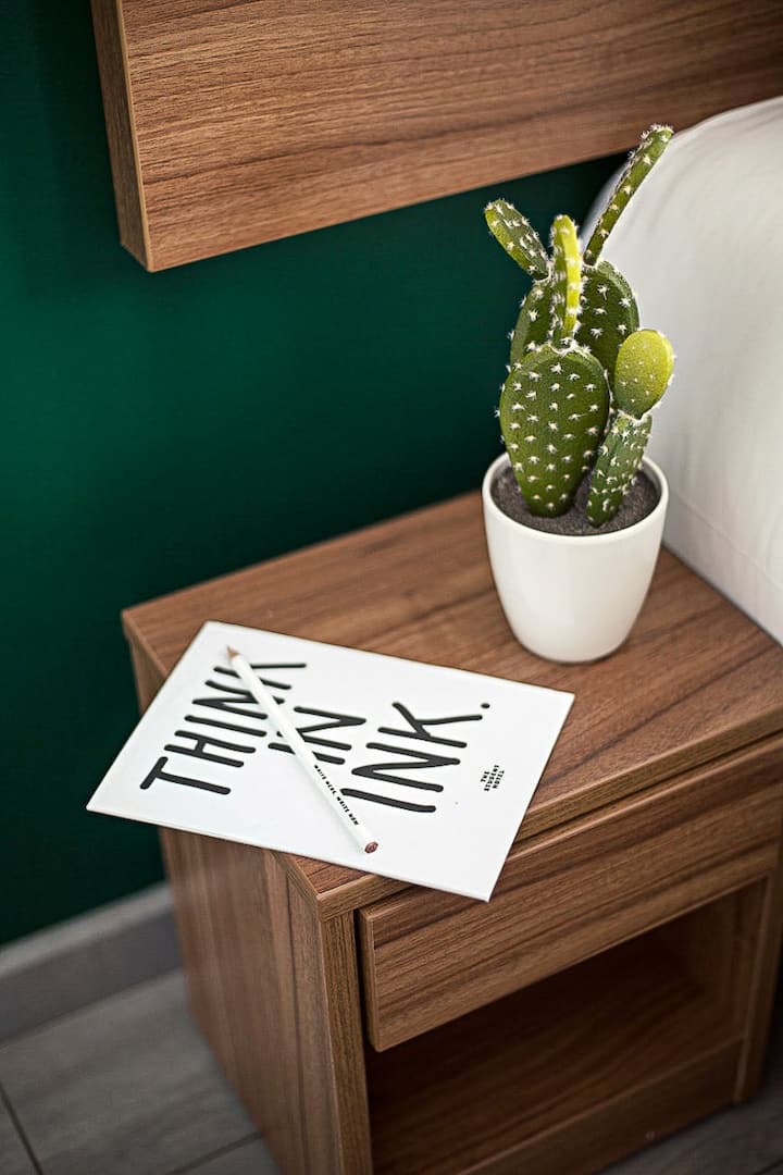 Standard Twin | Simple & Well-appointed - Puteaux