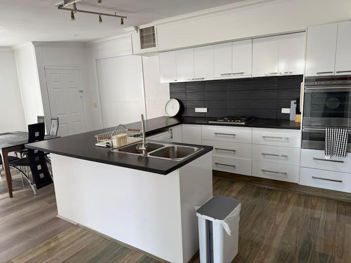 2-bedroom Family Retreat With Outdoor Verandah - Werribee