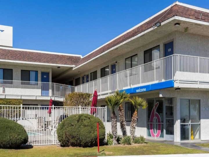 Motel 6 Mojave, Ca_1 King Bed | - Mojave, CA