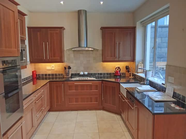 Spacious 2 Br House | 4 Beds | Ideal For Workers - Cork