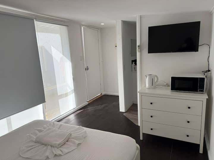 Cozy Budget Studio With Ac And Private Bath - Werribee
