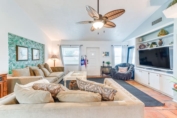 Backyard Hangouts: Bradenton Home Near Dining! - Ellenton, FL
