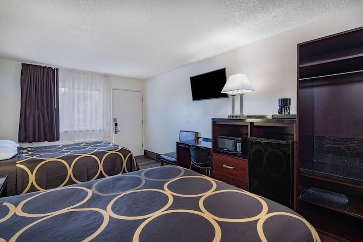 2 Budget-friendly Rooms Near Seaworld San Diego - San Diego, CA
