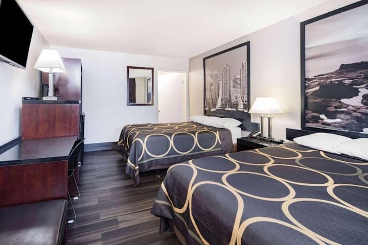 Super 8 San Diego | 2 Db Queen Rooms | Near Sd Zoo - San Diego, CA