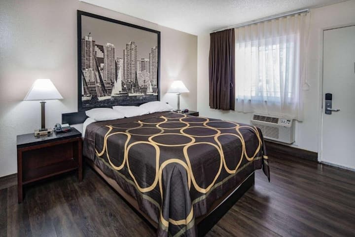 Queen Bed | Super 8 San Diego | Close To Sd Zoo - San Diego, CA