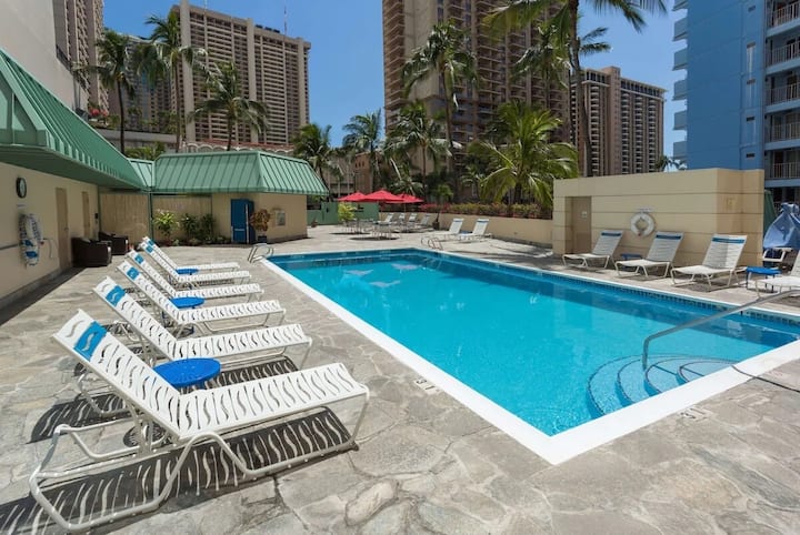 2 Family-friendly Rooms Near Magic Island | Pool - Honolulu, HI