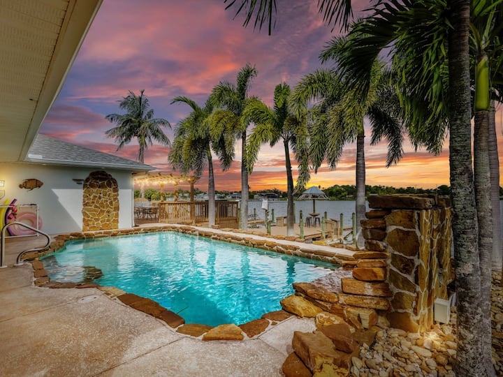 Palm Tree Retreat - Lakefront With Pool & Fire Pit - Florida