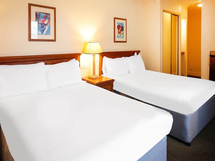 Oyo Tong Park Hotel | Chambre Quadruple Standard - Leeds
