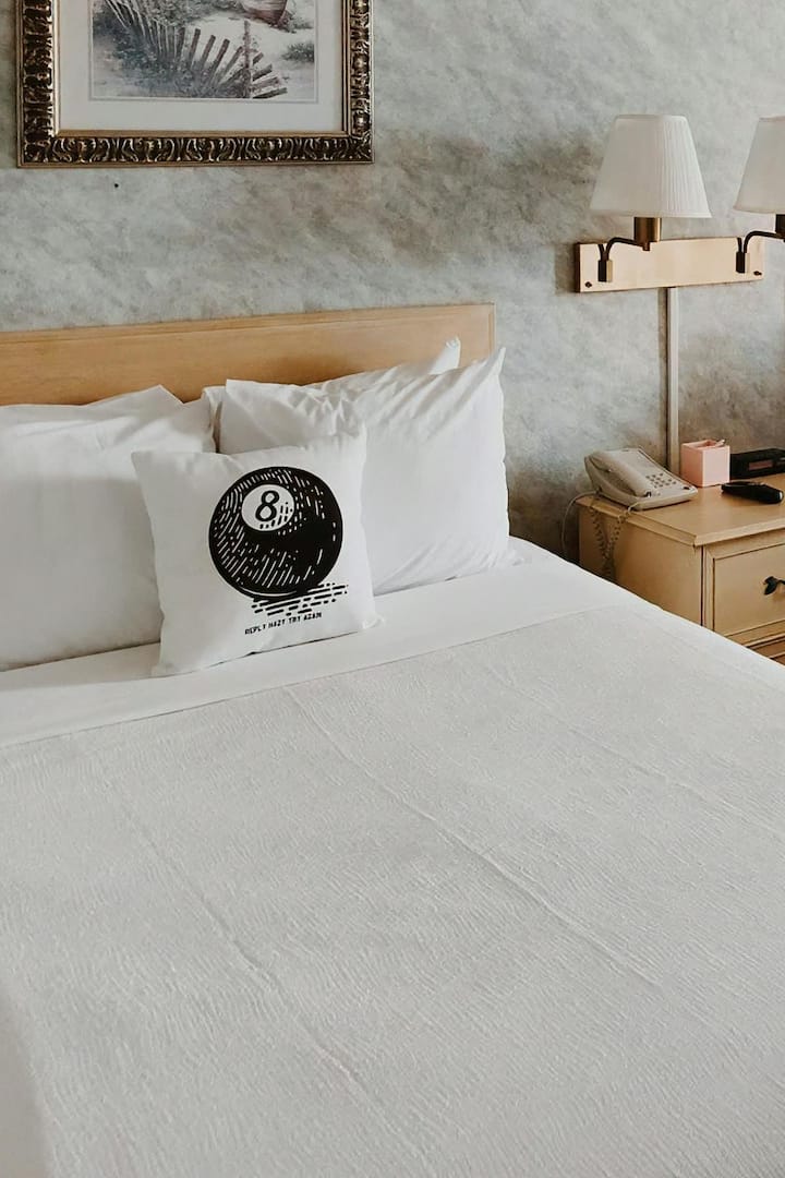 1 King Bed, Pool, Wifi, Self-parking, And More! - Glendale, AZ