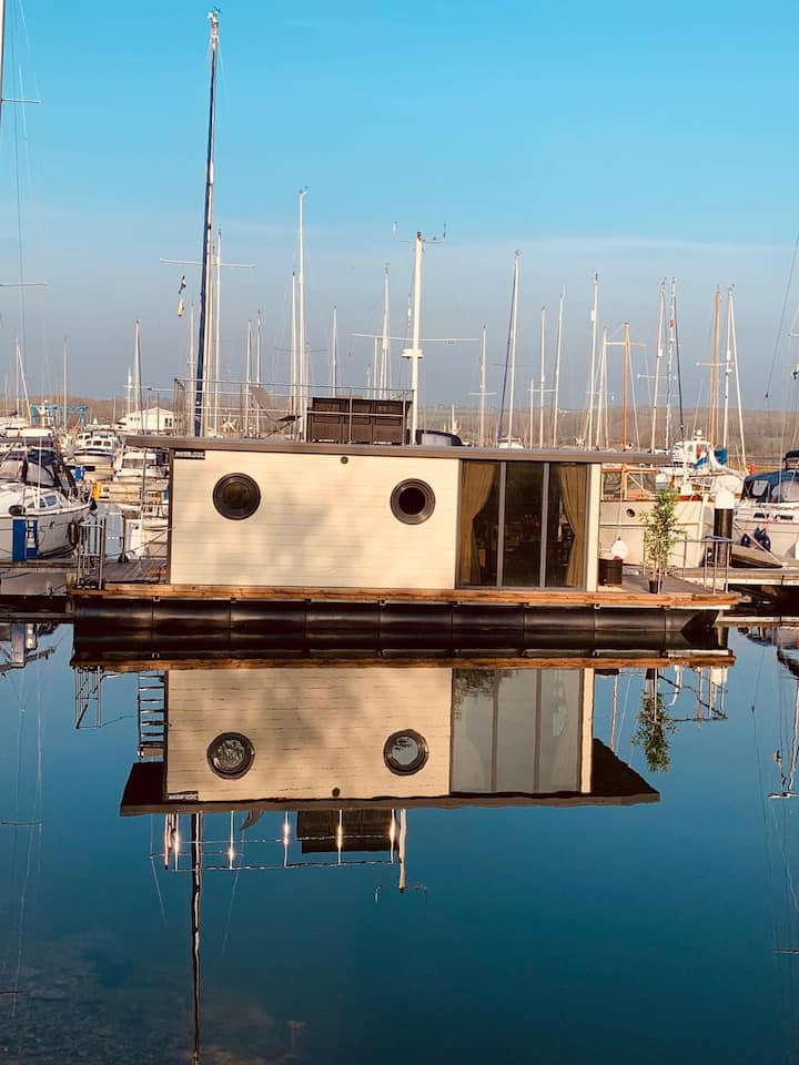 La Petite Forêt | Houseboat On The Isle Of Wight - East Cowes Castle