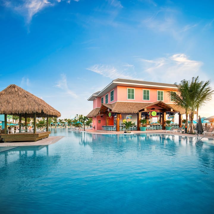 Beachfront And Outdoor Pool | Pets Welcome Here! - Fort Myers Beach, FL
