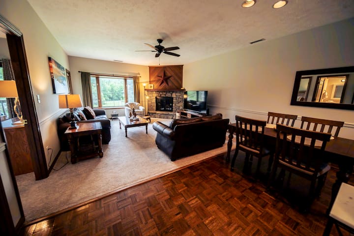 Chetola Holly 6 | Fireplace, Spa, & Restaurant - Blowing Rock, NC