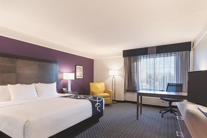 Inviting Room W/ Hot Tub Near Canyon View Park - Grand Junction, CO