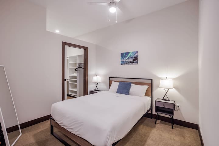 Modern Sky Central #22 By Cozysuites - Cincinnati Zoo & Botanical Garden, Cincinnati