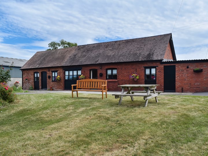 Pheasant Pens 2 - Uk50188 - Usk