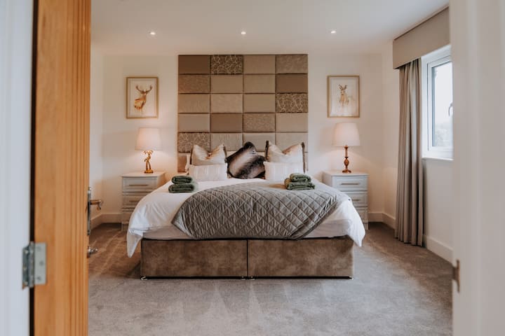 Modern Country Escape For 12 Guests -Rural Setting - Carmarthen