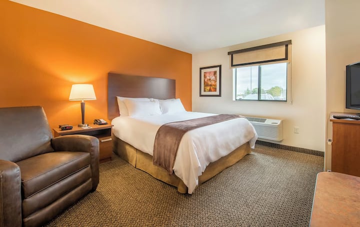 Relaxing Room With Full Kitchen & Comfy Bedding! - Rapid City, SD