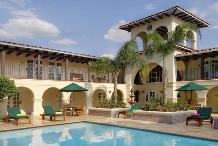 2 Units | Cultural Getaway W/ Pool Access - Nuevo Laredo