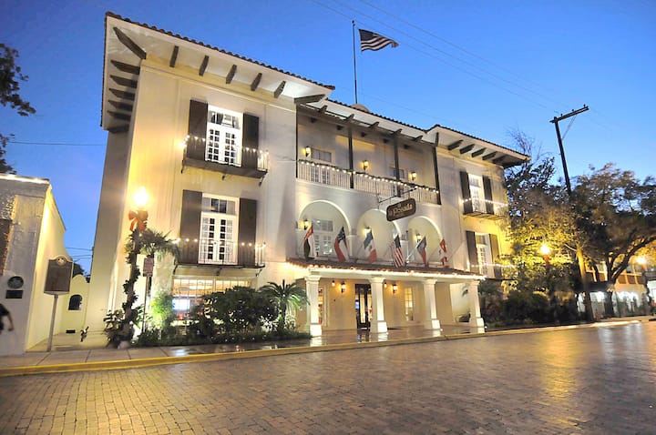 Serene Riverside Stay Near Top Sites | 2 Units - Nuevo Laredo