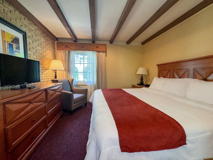 2 Charming Stay W/pools, Dining & Courtyard Views - Nuevo Laredo