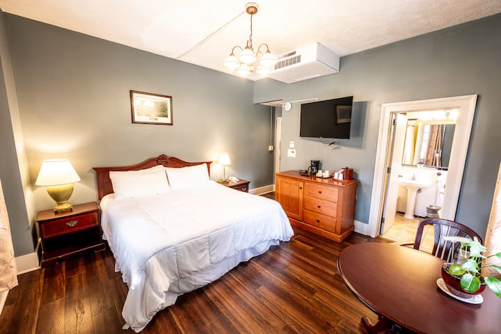 Serene Oasis Nestled In Nature | Golf & Spa Access - Stroudsburg, PA