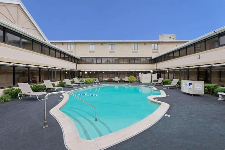 Room Near Boston's Best Spots | Pool | Free Bfast - Boston, MA